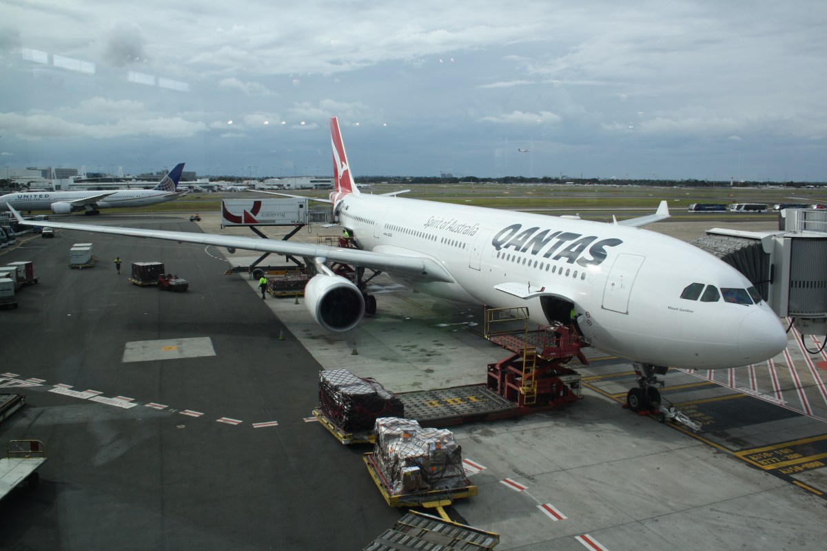 QANTAS Airways QF81, Sydney to Singapore. Economy Class. – Matty Somewhere